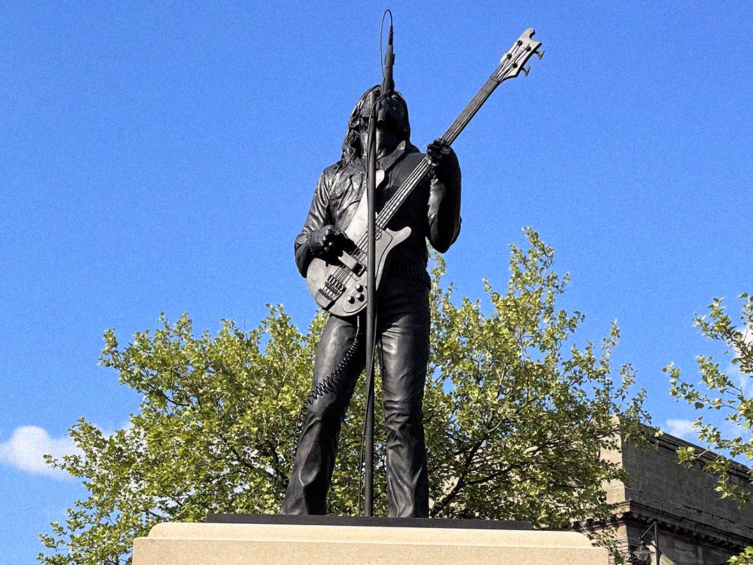 LEMMY STATUE IN BURSLEM - Metal Travels